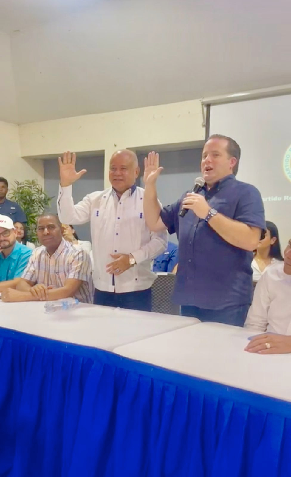 José Ignacio Paliza juramenta al periodista Luciano Vásquez y su ...
